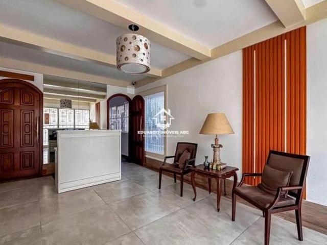 REF 6106. Apto para Locação no bairro Centro. 5 dormitórios. 1 suíte. 3 vagas. Ótima localização