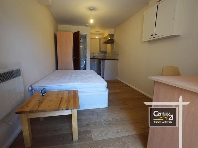 |Ref: R152279|, Portswood Road Southampton SO17 2TD Century 21 United Kingdom