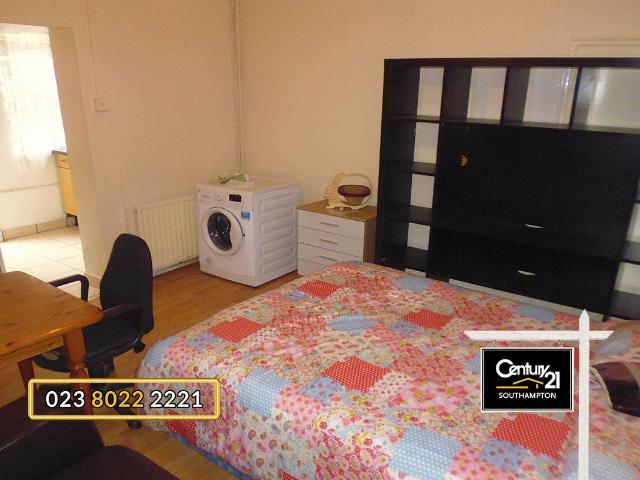 |Ref: R152434|, High Road, Southampton, SO16 2JE Century 21 United Kingdom