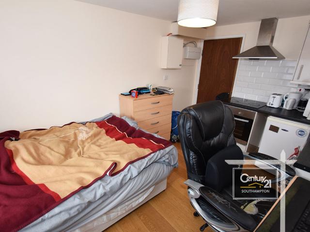 |Ref: R152521|, Portswood Road, Southampton SO17 2TD Century 21 United Kingdom