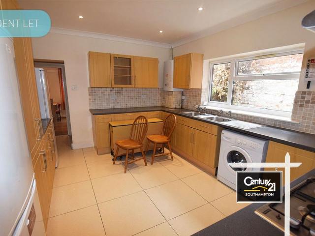 |Ref: R153067|, Portswood Road, Southampton SO17, 6 bed town house to rent, £2,496 pcm | PrimeLocation