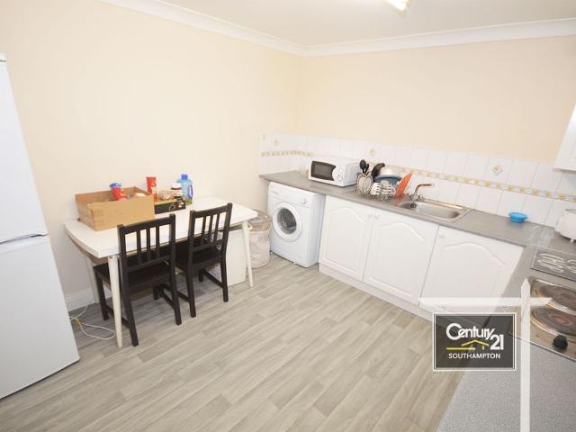 |Ref: R153200|, Winchester Street, Southampton SO15, 2 bed flat to rent, £1,150 pcm | PrimeLocation