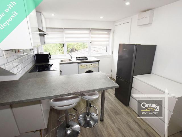 |Ref: R153455|, High Road, Southampton, SO16 2JE Century 21 United Kingdom
