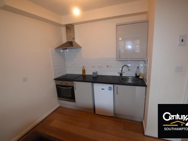 |Ref: R153655|, Portswood Road, Southampton, SO17 2TD Century 21 United Kingdom