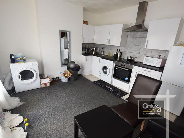 |Ref: R164477|, Portswood Road, Southampton SO17, 2 bed flat to rent, £1,250 pcm | PrimeLocation