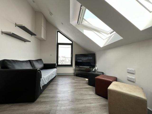 References Pending 3 bed Apartment