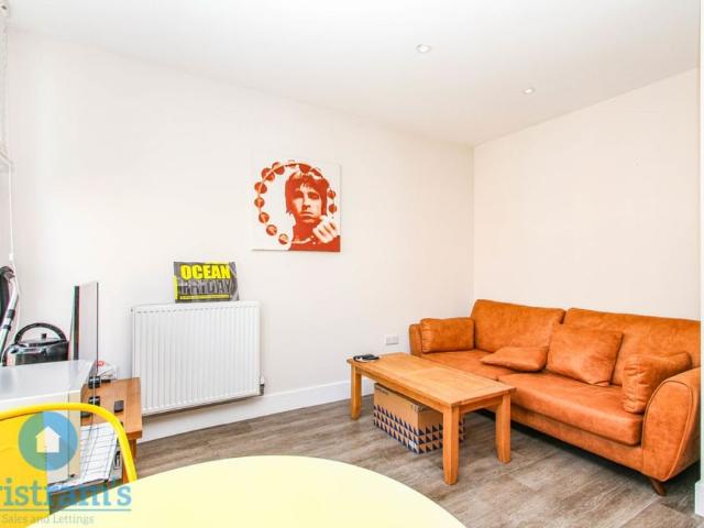 References Pending 3 bed Apartment