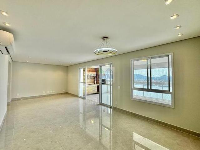 Reformado com 3 dormitórios com varanda gourmet e vista mar em todos os quartos na Ponta da Praia