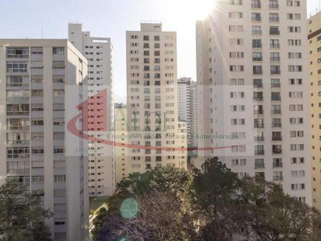 Reformado andar alto uma quadra do Shopping Higienópolis. 233,m² de área útil 03 Dormitórios, sendo
