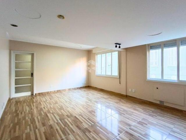 REFORMADO, ILUMINADO E PRÓXIMO À ORLA: O APARTAMENTO PERFEITO PARA QUEM BUSCA CONFORTO E LOCALIZAÇÃO