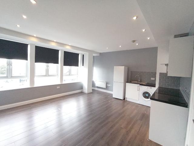Regarth Avenue, Romford RM1, 2 bed flat to rent, £1,900 pcm | PrimeLocation