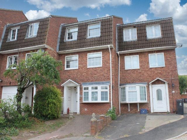 Regency Close, Chigwell, Essex IG7, Room to rent, £900 pcm | PrimeLocation