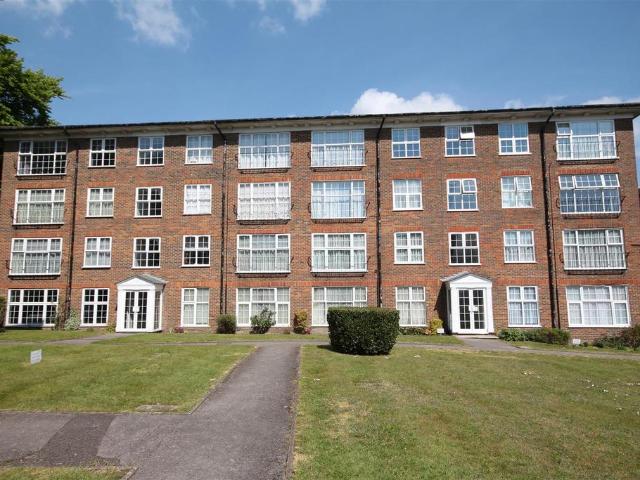 Regency Court, Withdean Rise, Brighton 2 bed flat to rent £1,495 pcm £345 pw