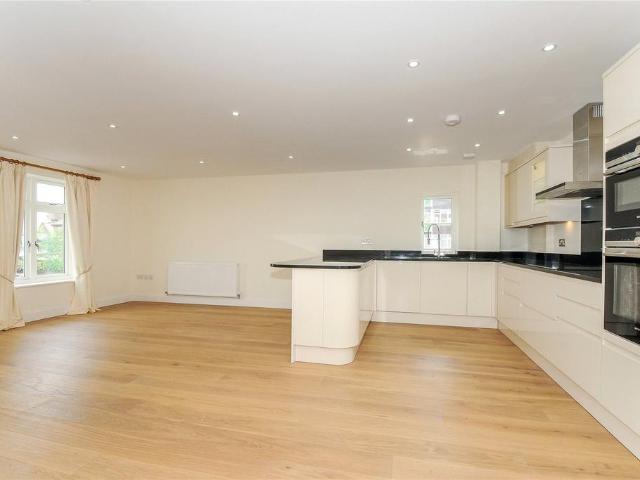 Regency House, Eton Court, Windsor. 2 bed apartment to rent £1,995 pcm £460 pw