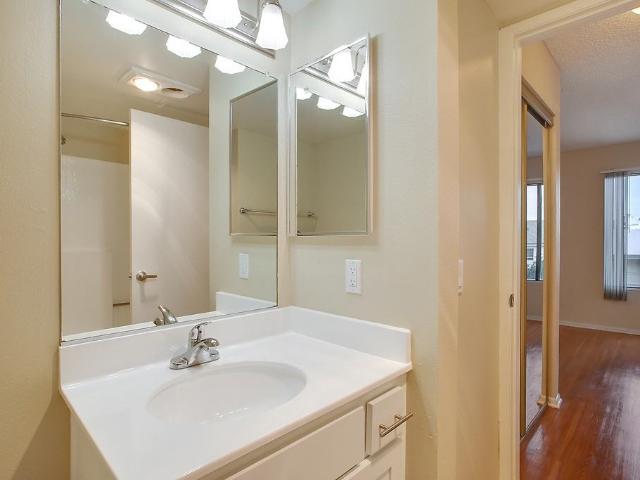 Regency Palm Court Studio Apartment for Rent at 914 S Wilton Pl, Los Angeles, CA 90019 Greater Wilshire