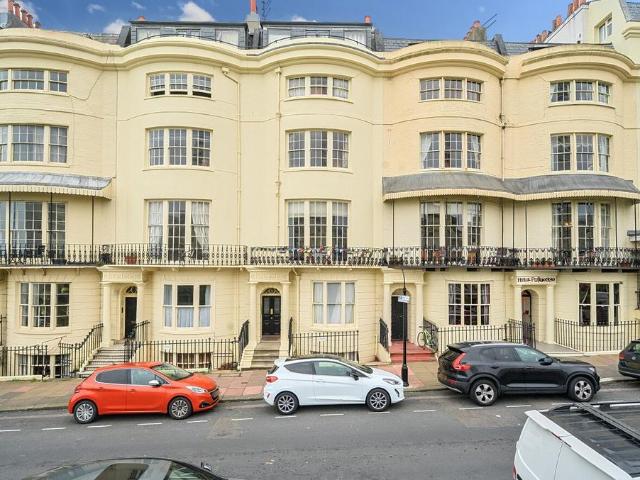 Regency Square, Hove, BN1 2 bed flat to rent £1,600 pcm £369 pw