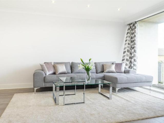 Regent Court, St John's Wood, NW8 3 bed apartment to rent £4,225 pcm £975 pw