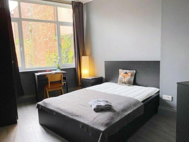 Regent Square 8 bed flat to rent £5,376 pcm £1,241 pw