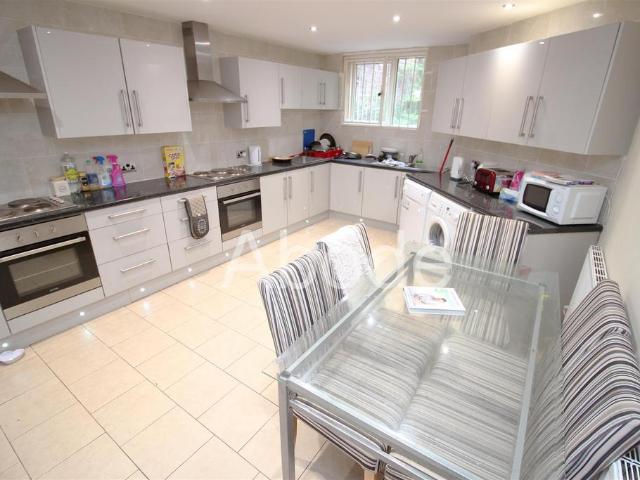 Regent Park Terrace, Hyde Park, Leeds 9 bed house to rent £4,485 pcm £1,035 pw