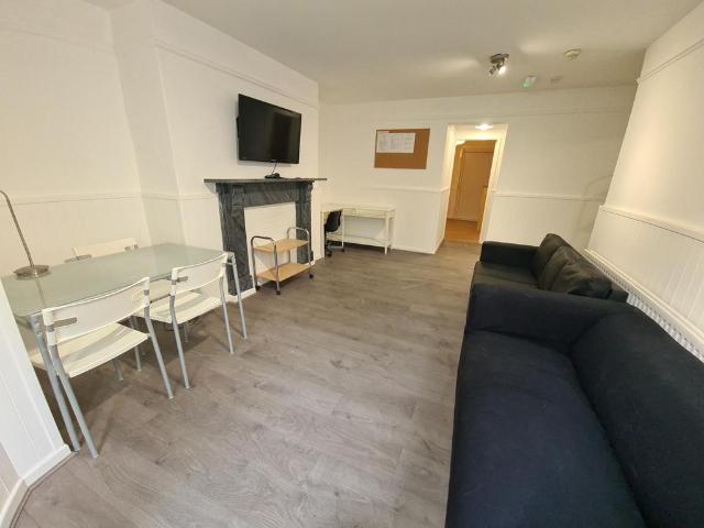 Regent Park Terrace, Leeds 2 bed flat to rent £1,040 pcm £240 pw