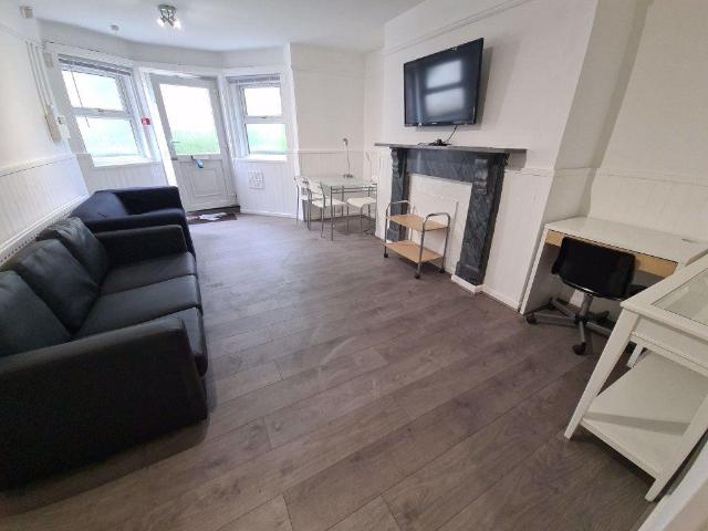 Regent Park Terrace, Leeds 3 bed house to rent £1,560 pcm £360 pw