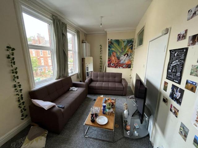 Regent Park Avenue, Hyde Park LS6 6 bed terraced house to rent £2,548 pcm £588 pw