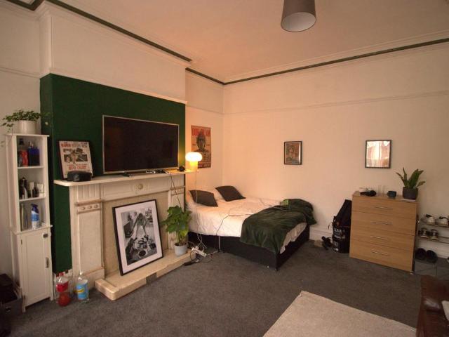 Regent Park Avenue, Leeds LS6 10 bed terraced house to rent £5,547 pcm £1,280 pw