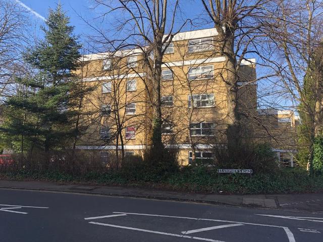 Regents Court, Cheltenham, GL51 2 bed flat to rent £1,050 pcm £242 pw