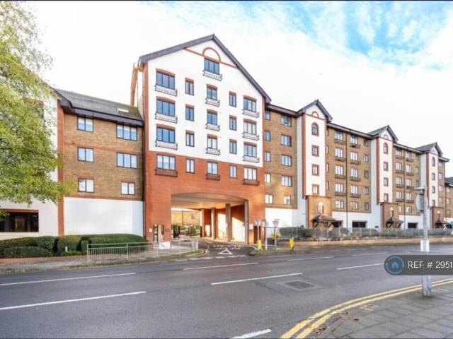 Regents Court, Kingston Upon Thames, KT2 2 bed flat to rent £2,100 pcm £485 pw