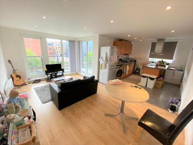 Regents Court, Woking GU21 2 bed apartment to rent £1,700 pcm £392 pw