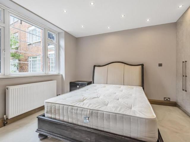 Regent's Park, London NW8 3 bed flat to rent £3,200 pcm £738 pw