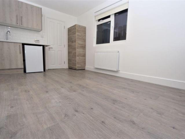 Regents Park Road, Finchley N3 Property to rent £1,075 pcm £248 pw