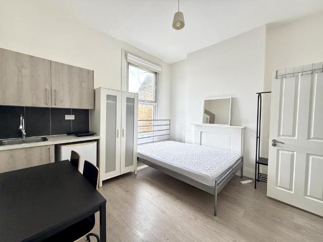 Regents Park Road, London N3 Studio to rent £1,175 pcm £271 pw