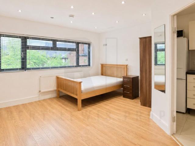 Regents Park Road, London N3, Studio to rent, £1,350 pcm | PrimeLocation
