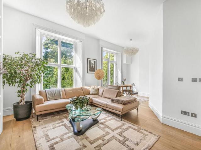 Regents Park Road, Primrose Hill. 2 bed flat to rent £10,000 pcm £2,308 pw