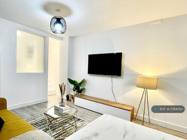 Reginald Square, London, SE8 3 bed flat to rent £3,150 pcm £727 pw