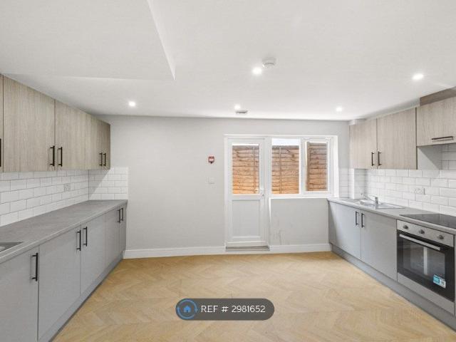 Reginald St, Luton LU2, Studio to rent, £745 pcm | PrimeLocation