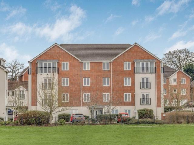 Regis Park Road, Reading 2 bed flat to rent £1,450 pcm £335 pw