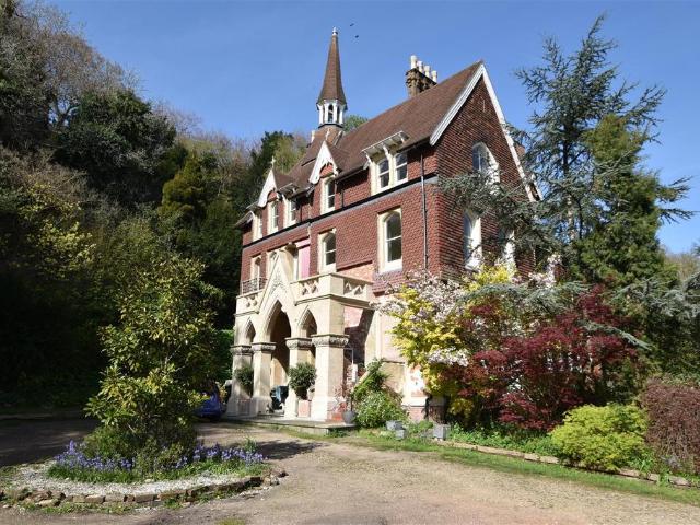Reigate Hill, Reigate 3 bed apartment to rent £2,400 pcm £554 pw
