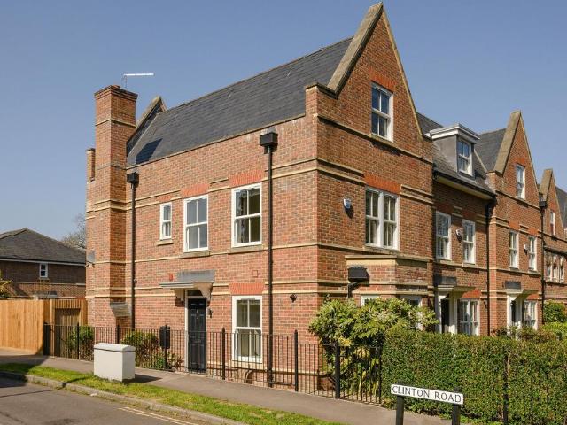 Reigate Road, Leatherhead, KT22 4 bed terraced house to rent £3,300 pcm £762 pw