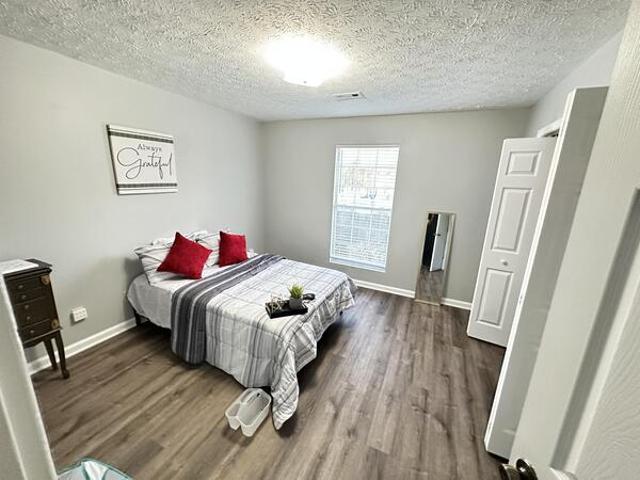Relaxing Backyard ….Spacious Atlanta House with all new stainless steel appliances, Peaceful Neighborhood and Close to Everything!