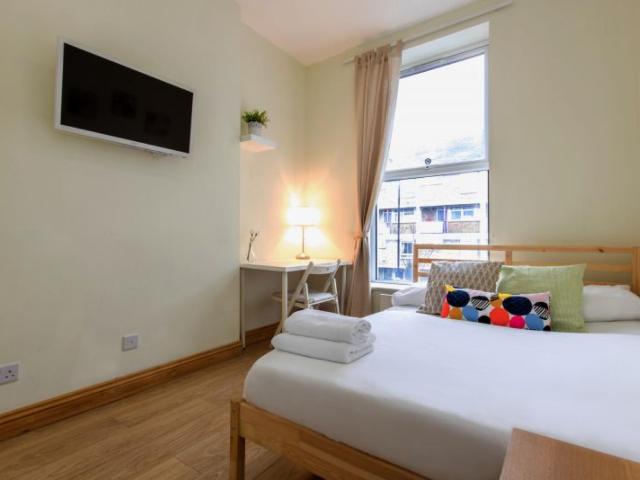 Relaxing double bedroom near the Edbrooke Road Gardens Has a Room