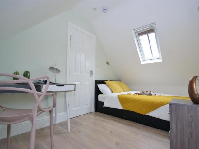 Relaxing single ensuite bedroom near the Wormwood Scrubs park Has a Room