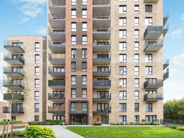 Repton House, Sydney Road, Watford WD18, 2 bed flat to rent, £2,125 pcm | PrimeLocation