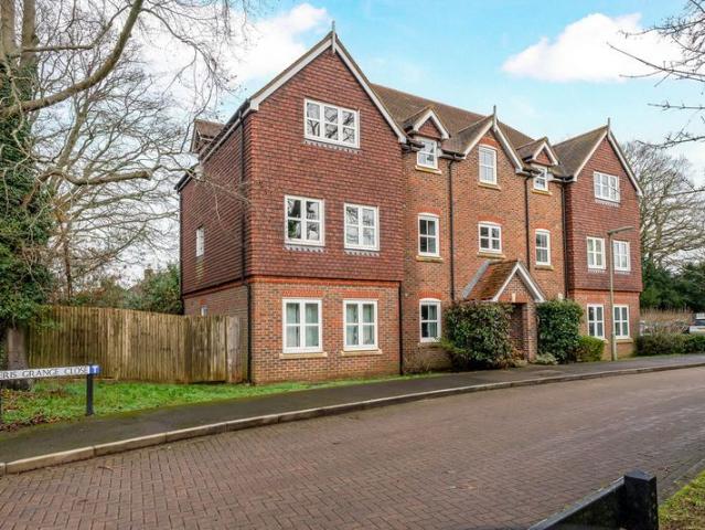 Reris Grange Close, Godalming GU8, 2 bed flat to rent, £1,600 pcm | PrimeLocation