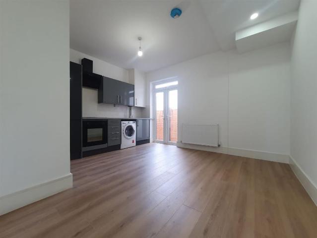 Reston House, 1A Western Road, Romford RM1, 2 bed flat to rent, £1,900 pcm | PrimeLocation