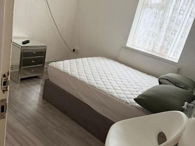 Restons Crescent, Avery Hill SE9, Room to rent, £750 pcm | PrimeLocation