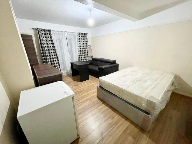 Restons Crescent, London SE9, Room to rent, £850 pcm | PrimeLocation