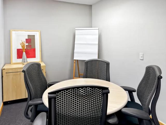 Reserve espaço de escritório aberto para empresas de todos os tamanhos em HQ CURITIBA, Centro Empres