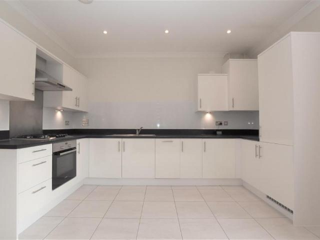 Reservoir Crescent, Reading 2 bed flat to rent £1,650 pcm £381 pw